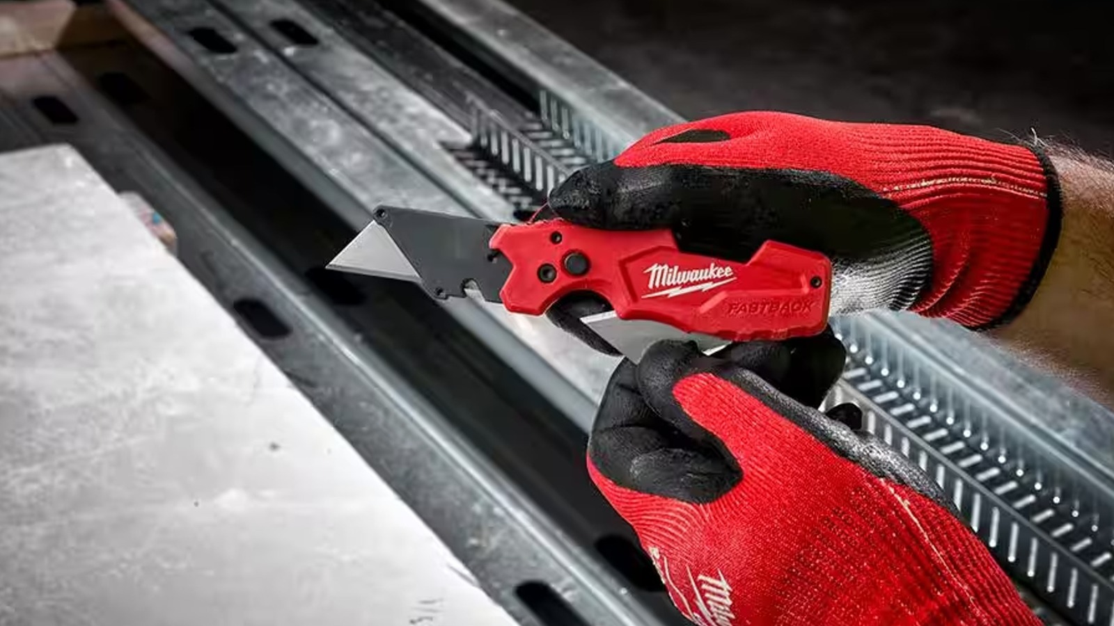您可以使用 Milwaukee 的 6 合 1 快背美工刀完成 5 项 DIY 任务