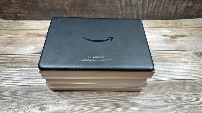 Amazon Fire HD 8 (2022) 评测：夹在中间 - Wwtyrd.com