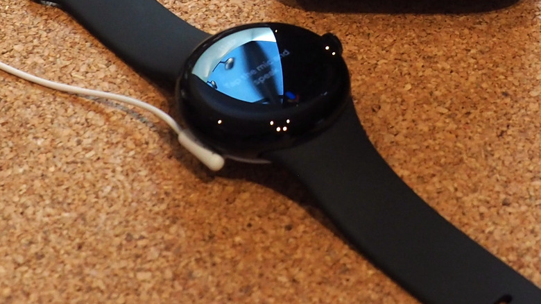 Google Pixel Watch 与 Apple Watch 8：巨大差异解释 - Wwtyrd.com