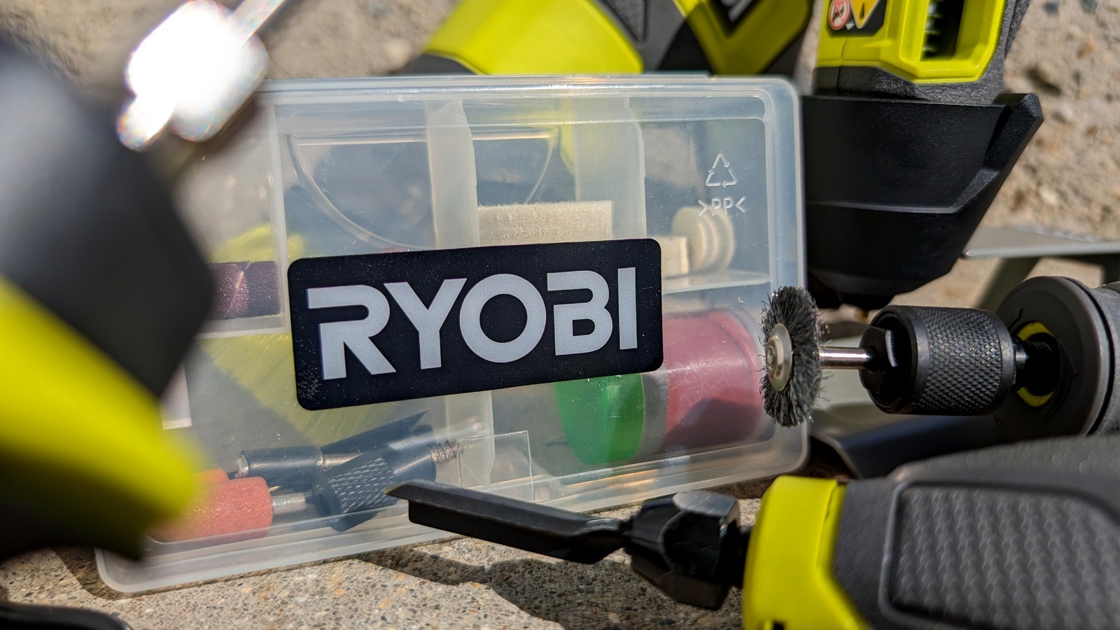 我测试了 Ryobi 的 6 款经济实惠的爱好工具来粘合、雕刻、切割和清洁：以下是我学到的东西 - Wwtyrd.com