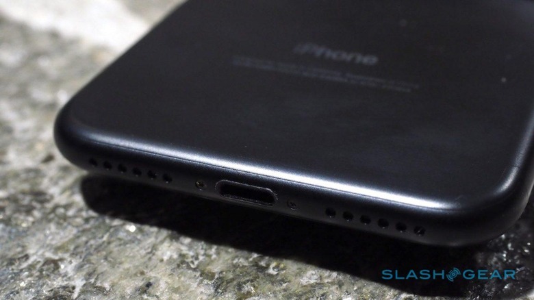 iPhone 7 改装者添加了耳机插孔，但这并不容易