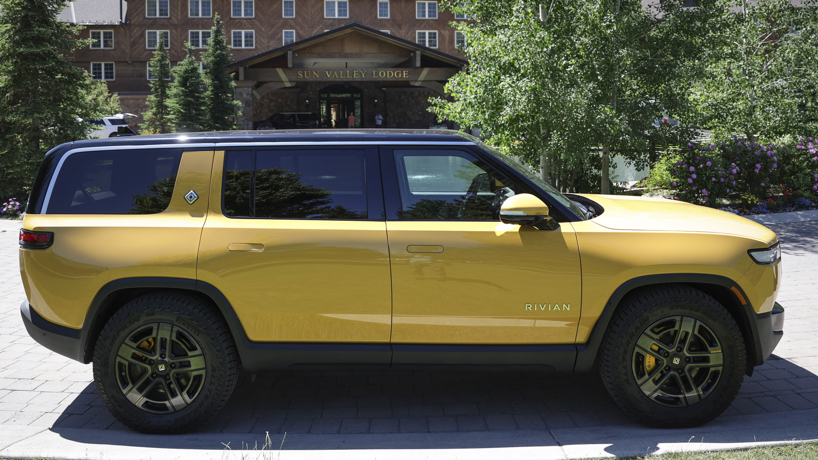 Rivian 推出 R1T 电动卡车的入门级内饰 - Wwtyrd.com