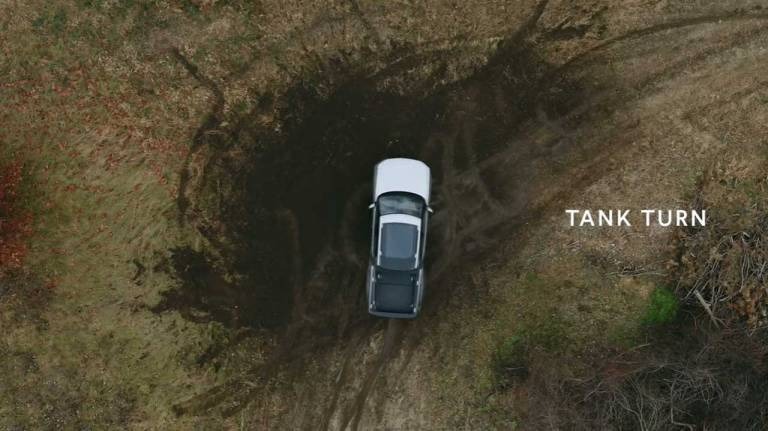 Rivian 展示 R1T 和 R1S 上的 Tank Turn 功能
