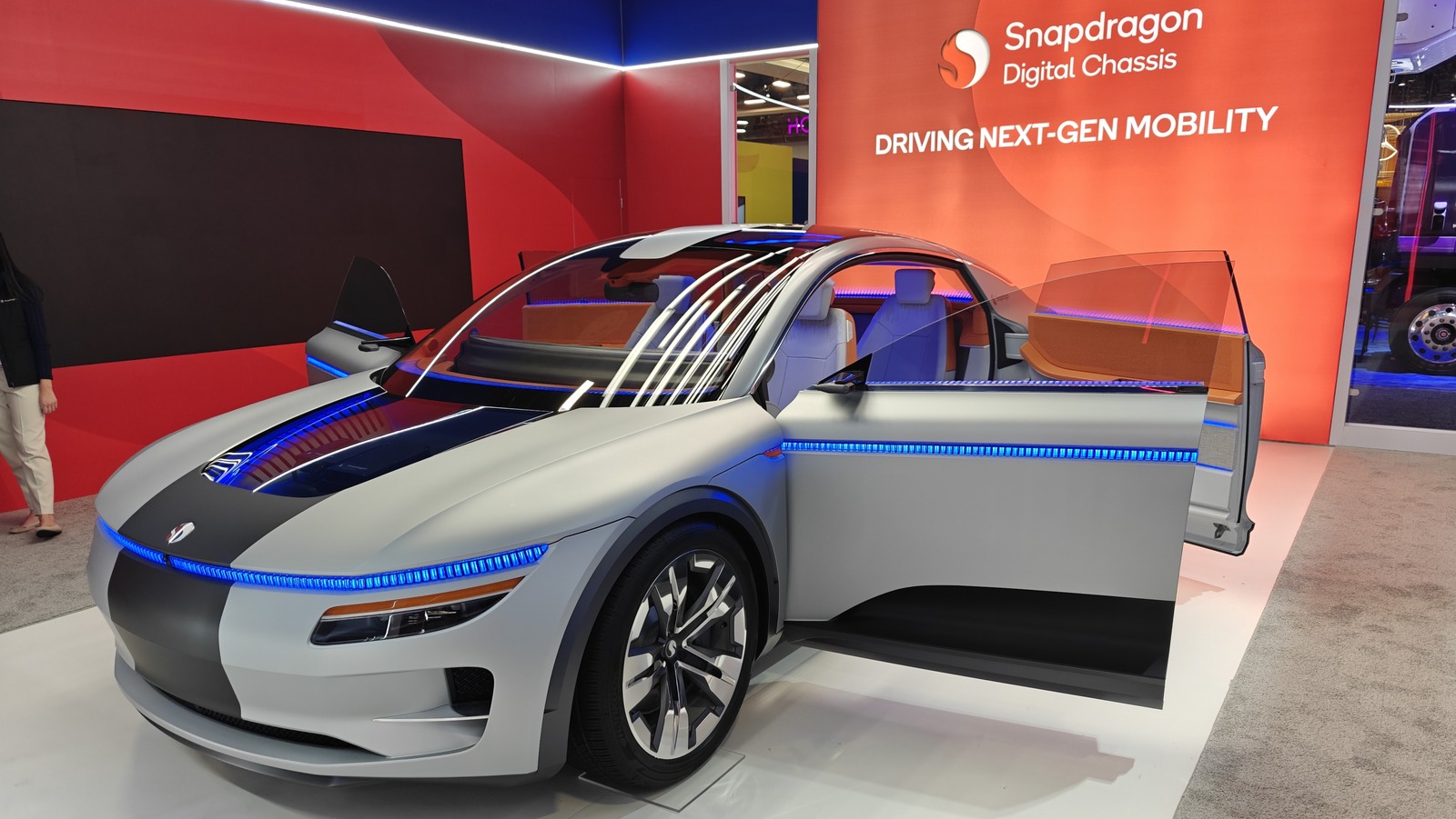 惊喜！高通在 CES 2024 上展示了两辆汽车 - Wwtyrd.com