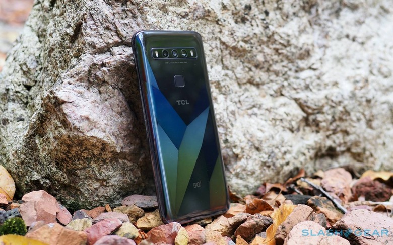 这款 Verizon TCL 10 5G UW 价格不到 400 美元，这很重要