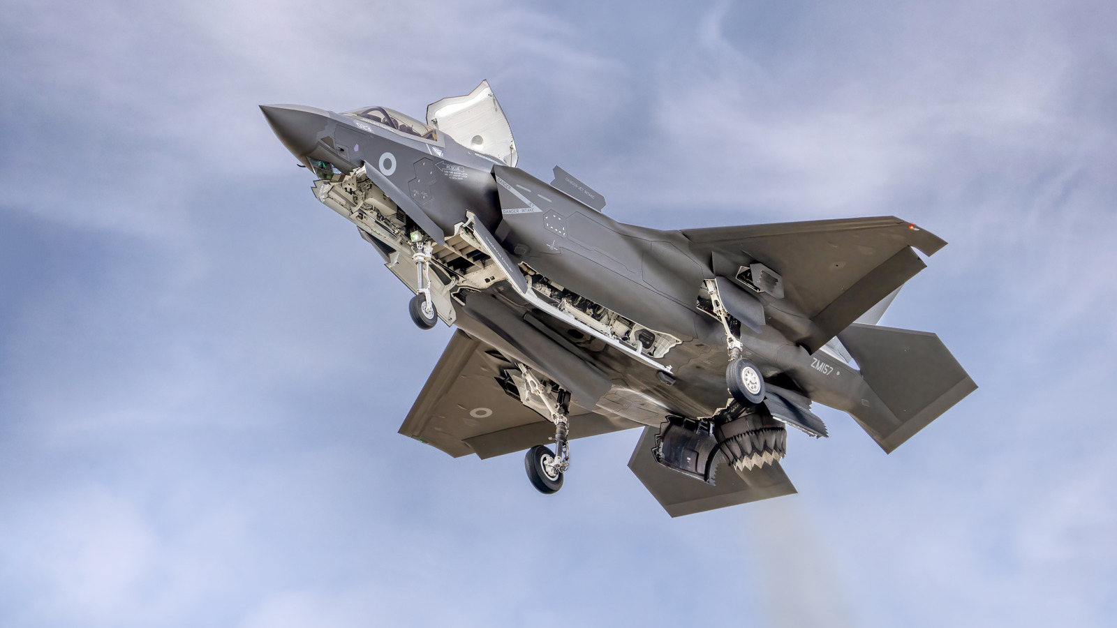 F-35 闪电驾驶舱后面的襟翼是什么？为什么它会打开？ - Wwtyrd.com