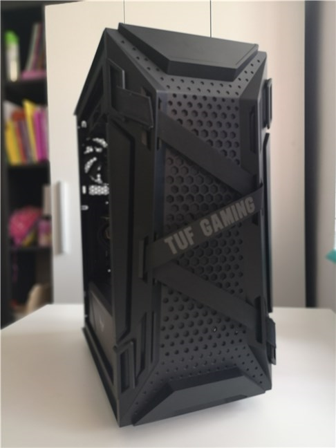 华硕 TUF Gaming GT301 电脑机箱正面