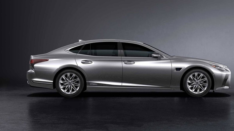 2021 年雷克薩斯 LS 進行了輕微改款並採用了新技術